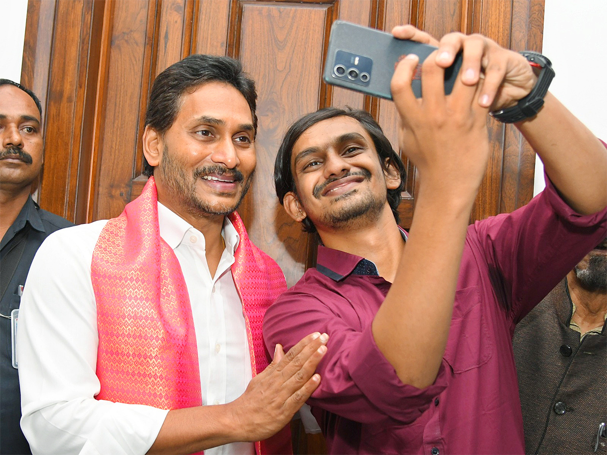 జననేత వైఎస్‌ జగన్‌కు అభిమాన వెల్లువ.. (ఫొటోలు) | YS Jagan Meet YCP Activists And Leaders In ...